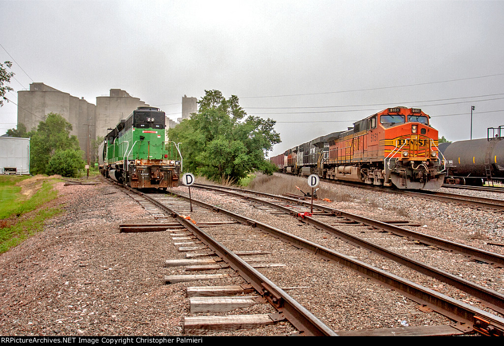 BNSF 5151 Passes BNSF 1696